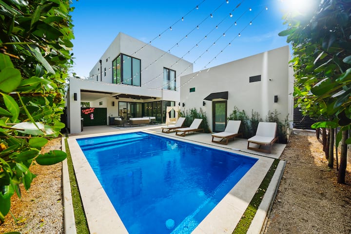 Modern Zen Oasis In Design District | Sleeps 16 - Miami, FL