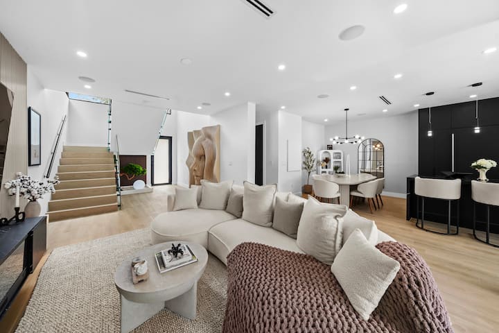 Modern Zen Oasis In Design District | Sleeps 16 - Miami, FL