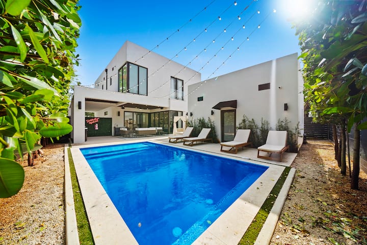 Modern Zen Oasis In Design District | Sleeps 16 - Miami, FL