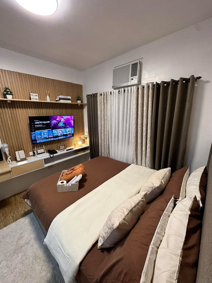 Cozy Airbnb In Alabang - With Queen-sized Bed - Muntinlupa