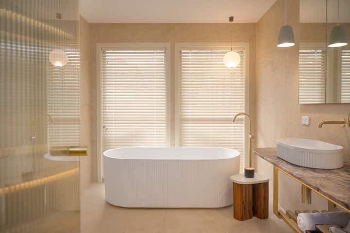 Storytellers Suite - Risby Cove - ストラーン