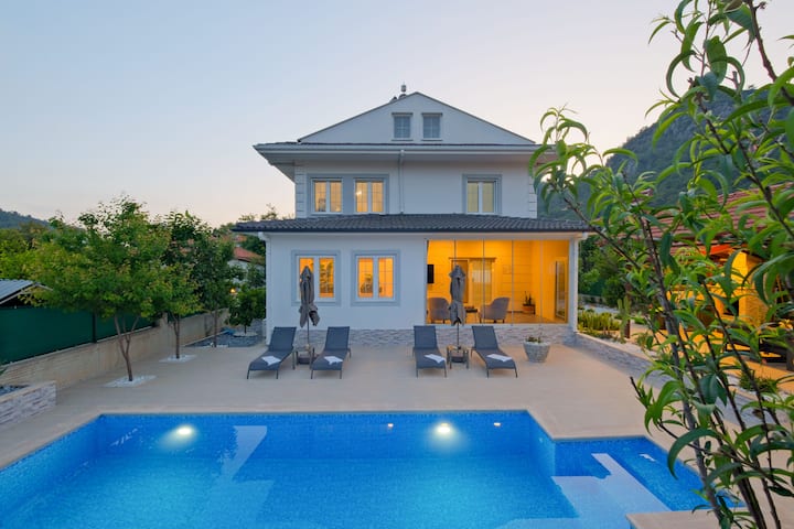Villa Aden's Saltwater Pool Luxury Accommodation - Göcek