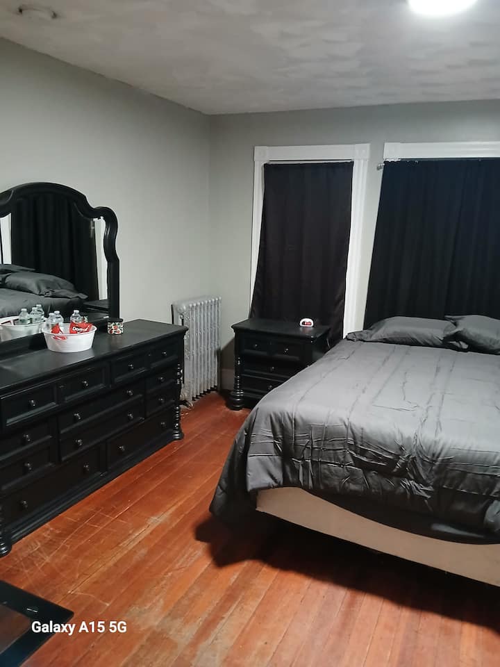 The Honeycomb Hideout Deluxe (Full Apartment)3bed - Brockton, MA