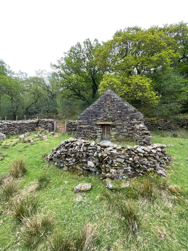 Draig Goch Bothy (Stone Tent) - Snowdonia National Park