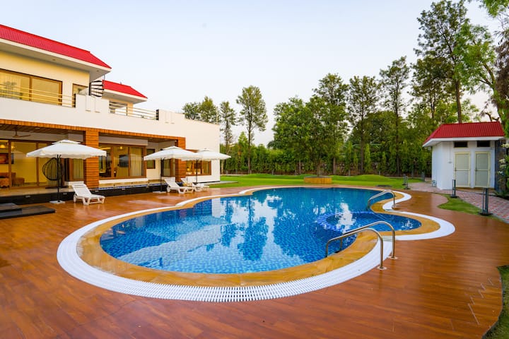 2-bhk Farmhouse W/ Pool Lush Garden & Game Zone - Sohna