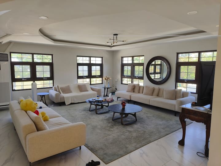 Overlooking Metro Manila Mansion - Calamba