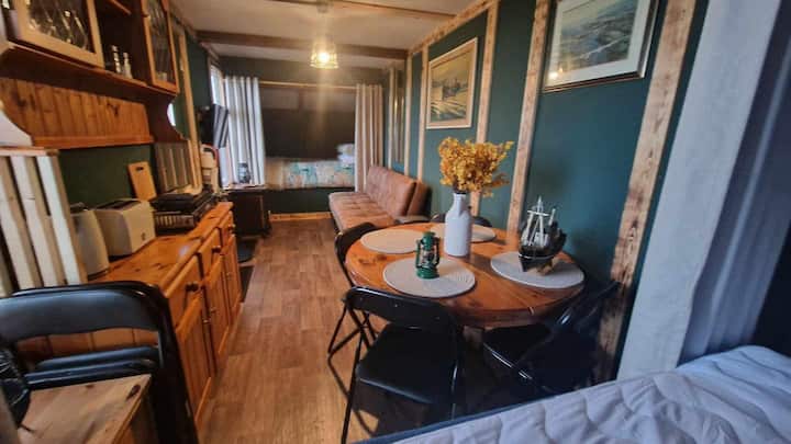A Cosy Family 6 Person Glamping Pod - Llandovery