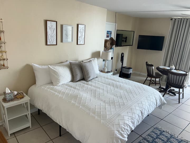 Coastal Tides Ocean View Studio - Daytona Beach