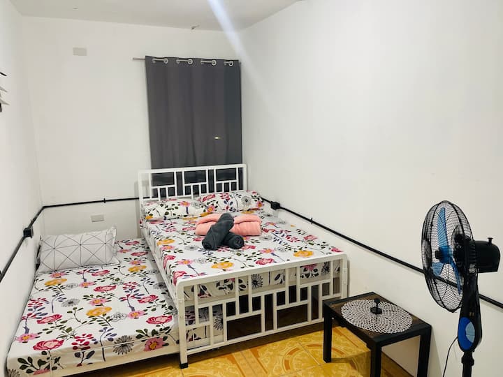 Cozy Couple Fan Room By Moms 1 - San Fernando