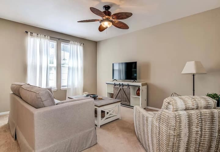 Spacious Townhouse With 2 Car Garage - Colorado Springs, CO