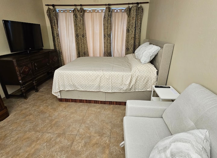 Cozy Nest Away From Home - Fresno, CA