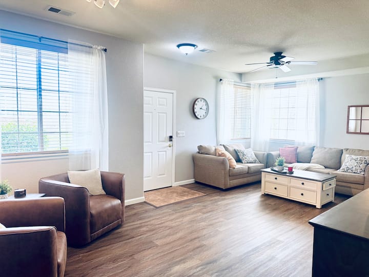 Quiet Condo With Open Space View - Aurora