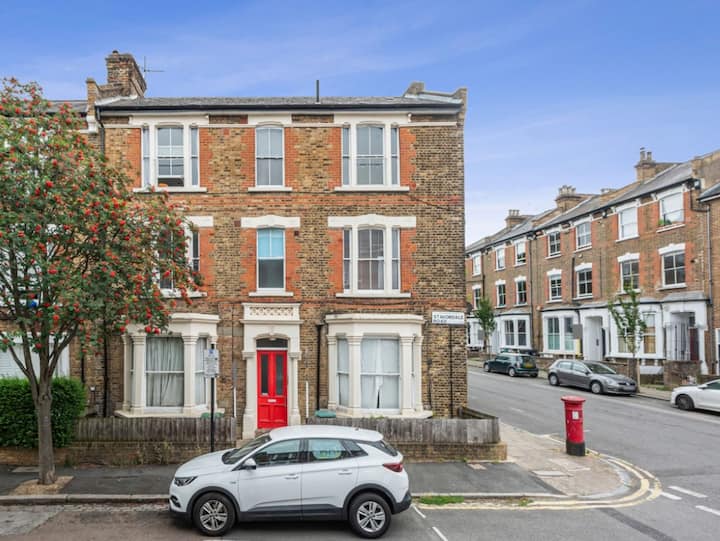 Light Bright 2 Bed Highbury Flat -