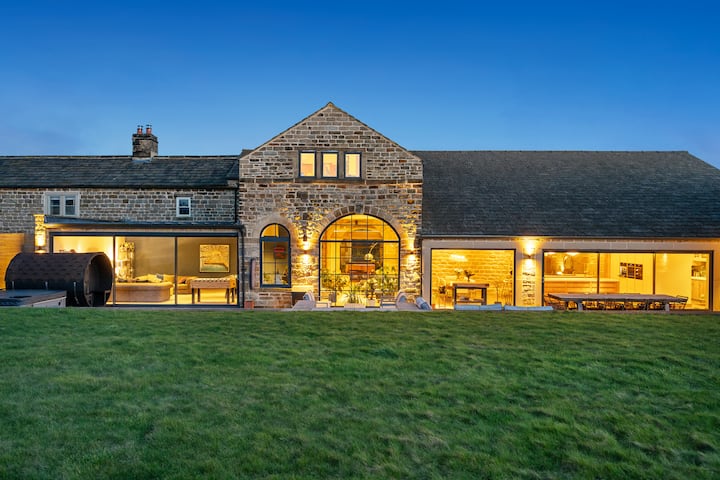 Large Barn Conversion With Hot Tub And Sauna - Bradford