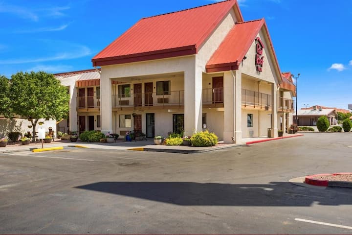 Family Travels On Route 66 W/ Gym, Pool +Breakfast - Gallup, NM