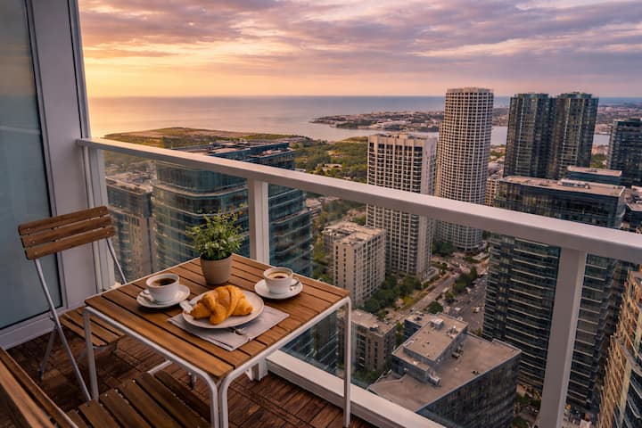 Luxury Penthouse | Skyline Views + Sauna + Work - Toronto