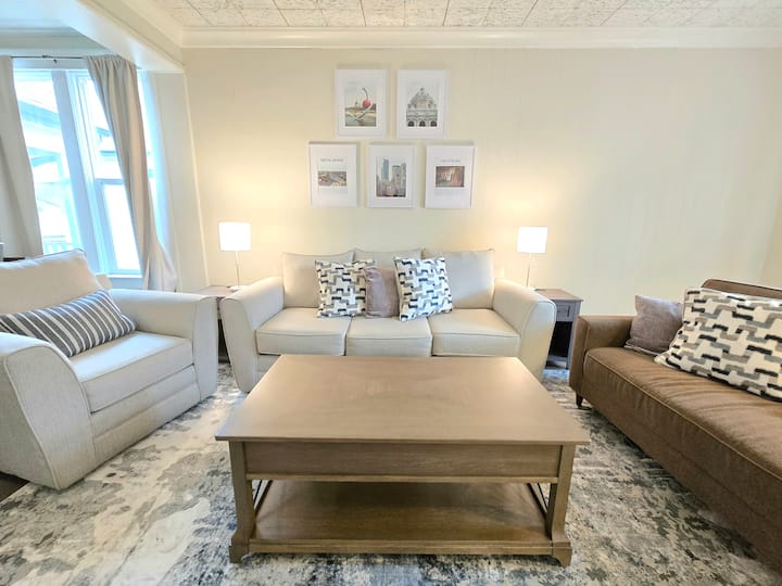 Spacious 5 Bedroom House In A Prime Location! - Saint Paul, MN