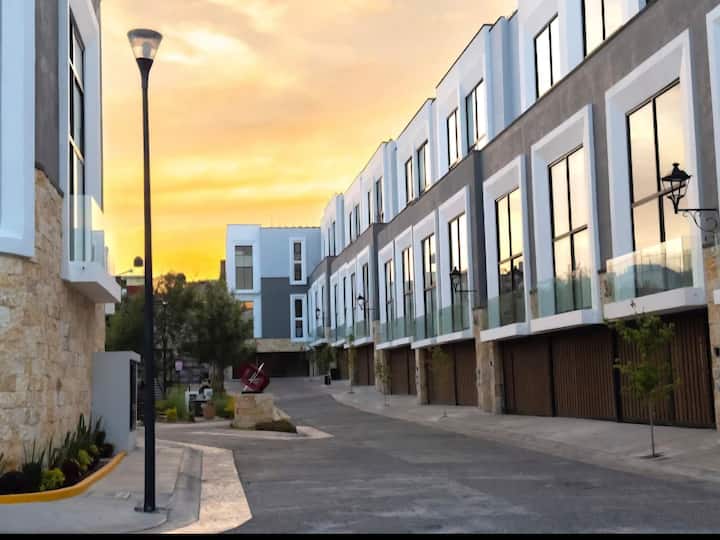 Prime Location | 24/7 Security + Parking |Downtown - Morelia