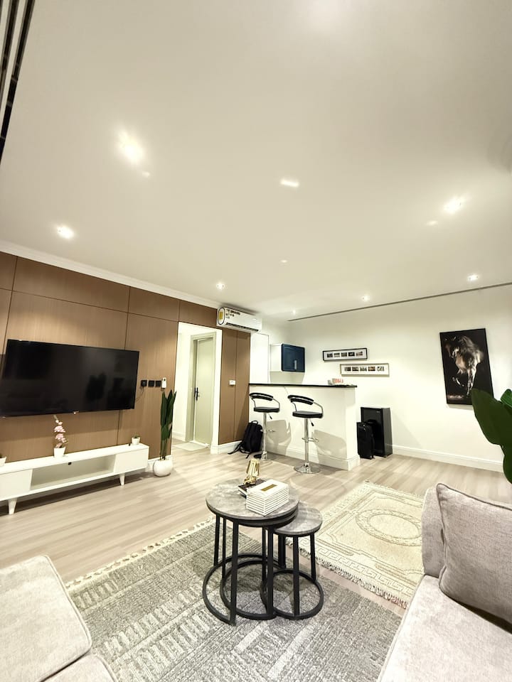 غرفه وصالة بدخول ذكي - موقع مميز - Riyad