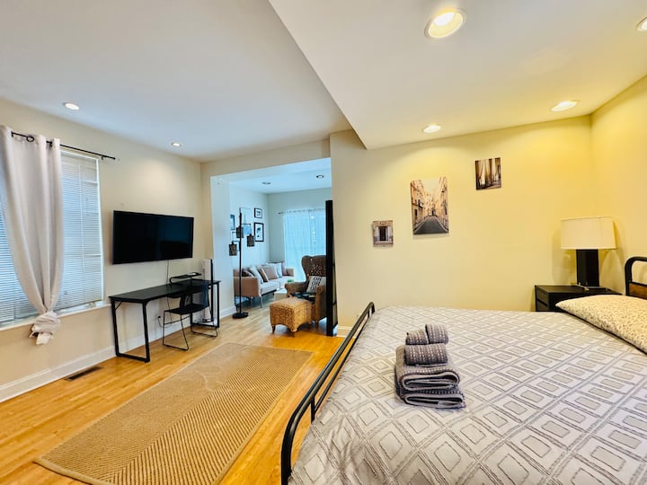 Cozy Minimal Retreat| Work Friendly| Walk To All - Lincoln Square - Chicago