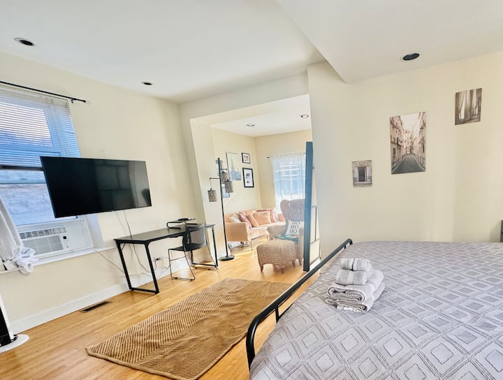 Cozy Minimal Retreat| Work Friendly| Walk To All - Chicago, IL