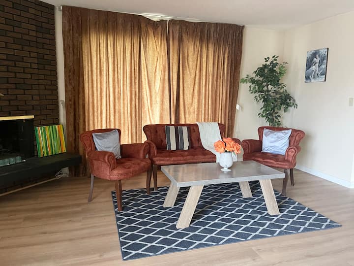 Stylish 4 Bedrooms House - Edmonton, Canadá