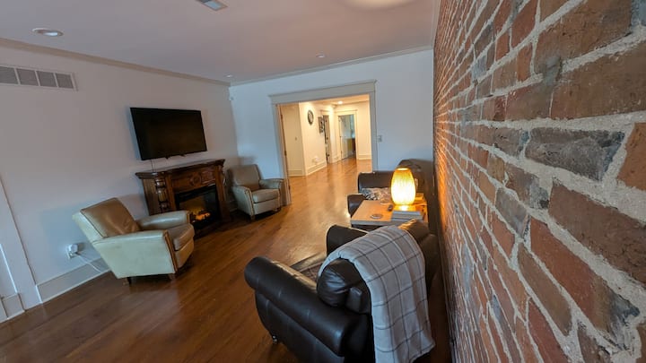Cozy Historic Downtown Lexington Apartment - Missouri