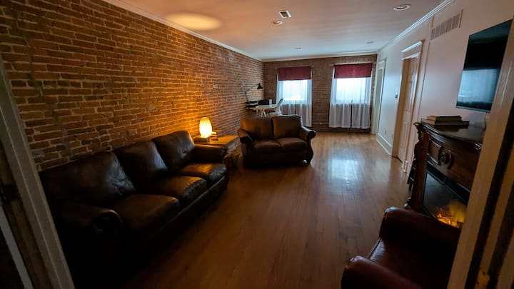 Cozy Historic Downtown Lexington Apartment - Camden, MO