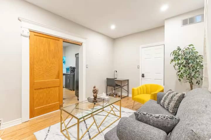 3 Bd Walking Distance Downtown - London