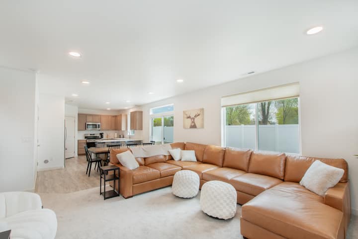 Idaho Center Home,
Spacious 5 Bedroom, Sleeps 12 - Nampa, ID
