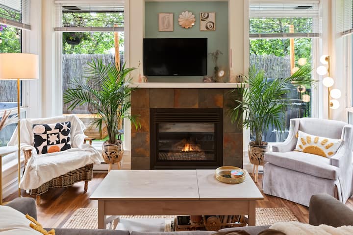 The Velvet Fern · Downtown Home - Courtenay