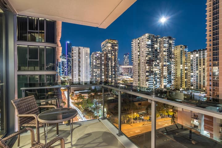 Dazzling City Vistas - Pool, Gym & Private Parking - Milton