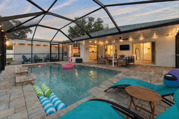 Red Coach Retreat! Sleeps 12 With A Heated Pool! - Spring Hill, FL