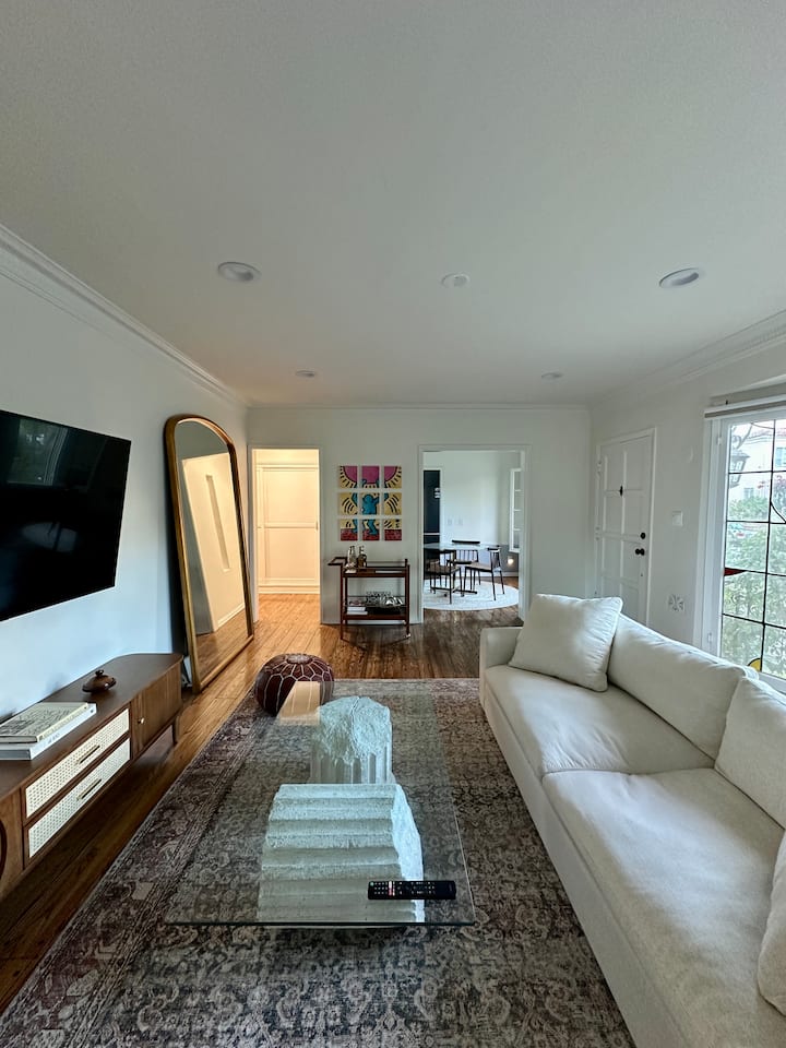 Charming Beverly Hills Apartment - Beverly Hills, CA