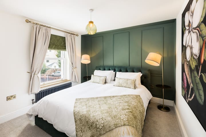 Well Located, Cheltenham 4 Bed Townhouse & Parking - Cotswolds