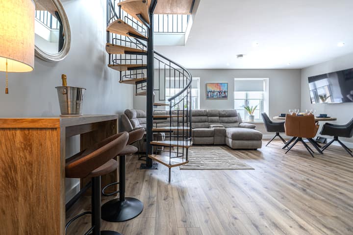 Portrush 3br Skylight Suite | Walk To Beach & Food - Portrush