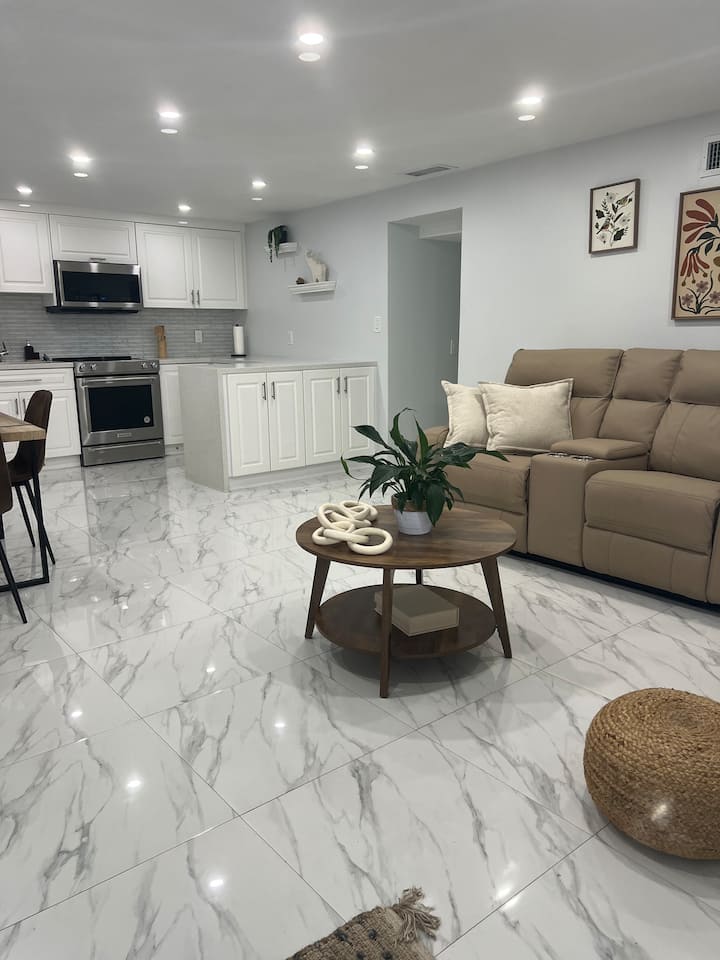 Home In Hialeah - Hialeah, FL