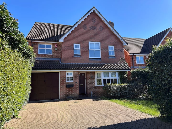 Spacious 4 Bed Home | Romford Ctr | Elizabeth Line - Brentwood