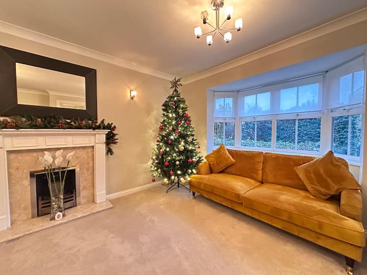 Spacious 4 Bed Home | Romford Ctr | Elizabeth Line - Romford