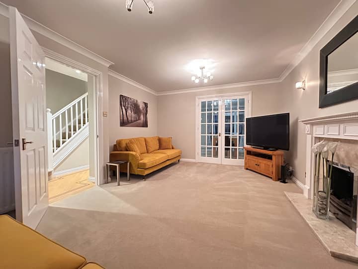 Spacious 4br | Families & Contractors | Parking - ブレントウッド
