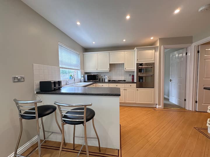 Spacious 4 Bed Home | Romford Ctr | Elizabeth Line - ブレントウッド