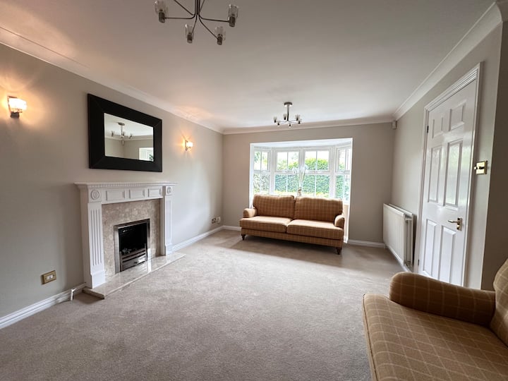 Large 4 Double Bed Exec House - Brentwood