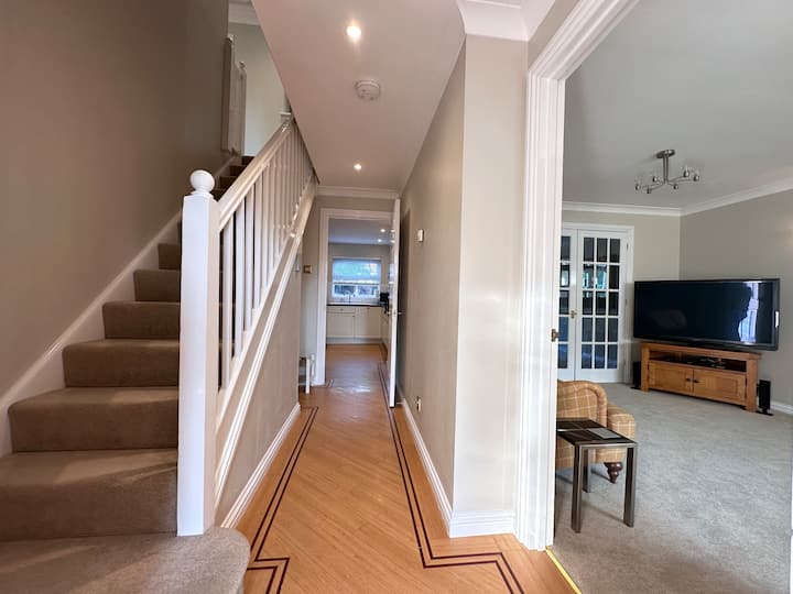 Spacious 4 Bed Home | Romford Ctr | Elizabeth Line - Brentwood
