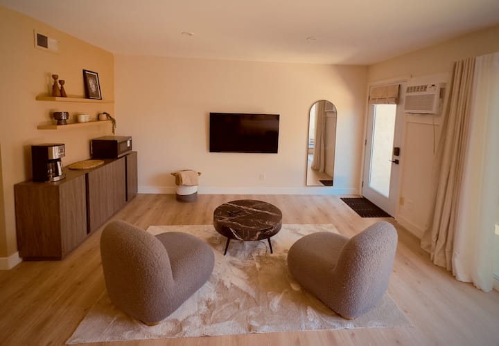 Private Bachelors Pad + Patio - Thousand Oaks, CA