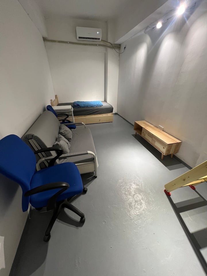 九龍東300呎開方式單位特色裝修乾淨現代 適合年輕人輕便背包客 近海旁 - Chuk Un