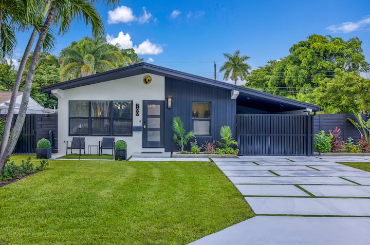 Designer Pool Retreat | Outdoor Bbq & Pizza Oven - Fort Lauderdale, FL