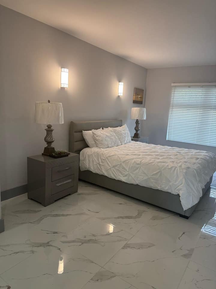 Bella Signature Suites Bed And Breakfast/ Queen - Nasáu