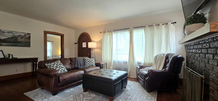 Cozy Tudor Retreat - Council Bluffs, IA