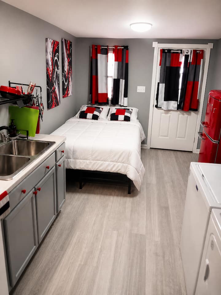 Cozy Tiny Home Near Fort Liberty Private Yard - Fayetteville, NC