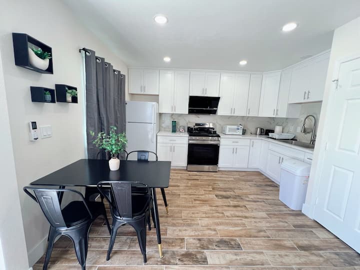 Gated Modern 2b W/parking - San Marino, CA